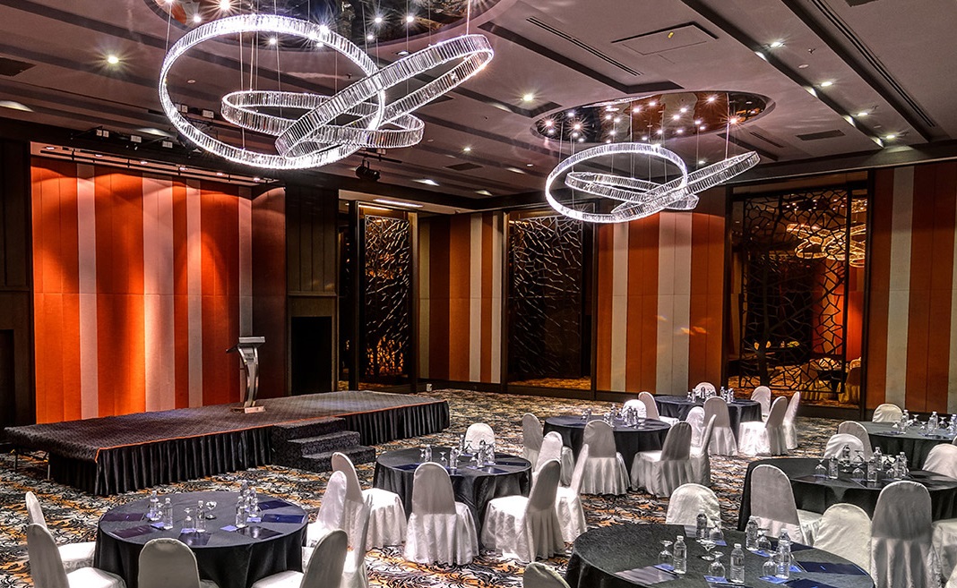 Hilton PJ - Wedding Ballroom with Interlocking Ring Chandeliers ...